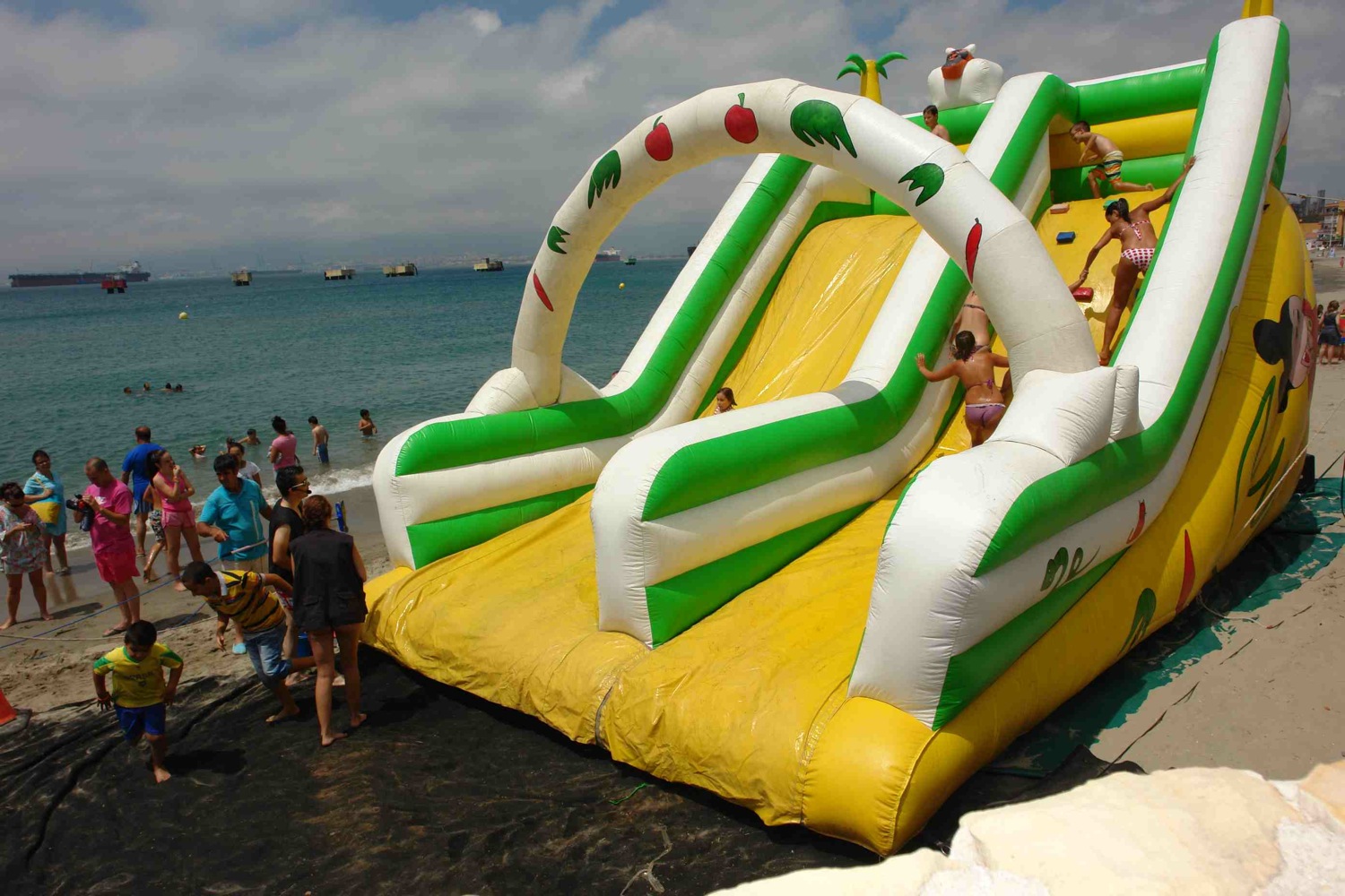 La Fiesta Infantil llena de niños la playa que comparten Puente Mayorga ...