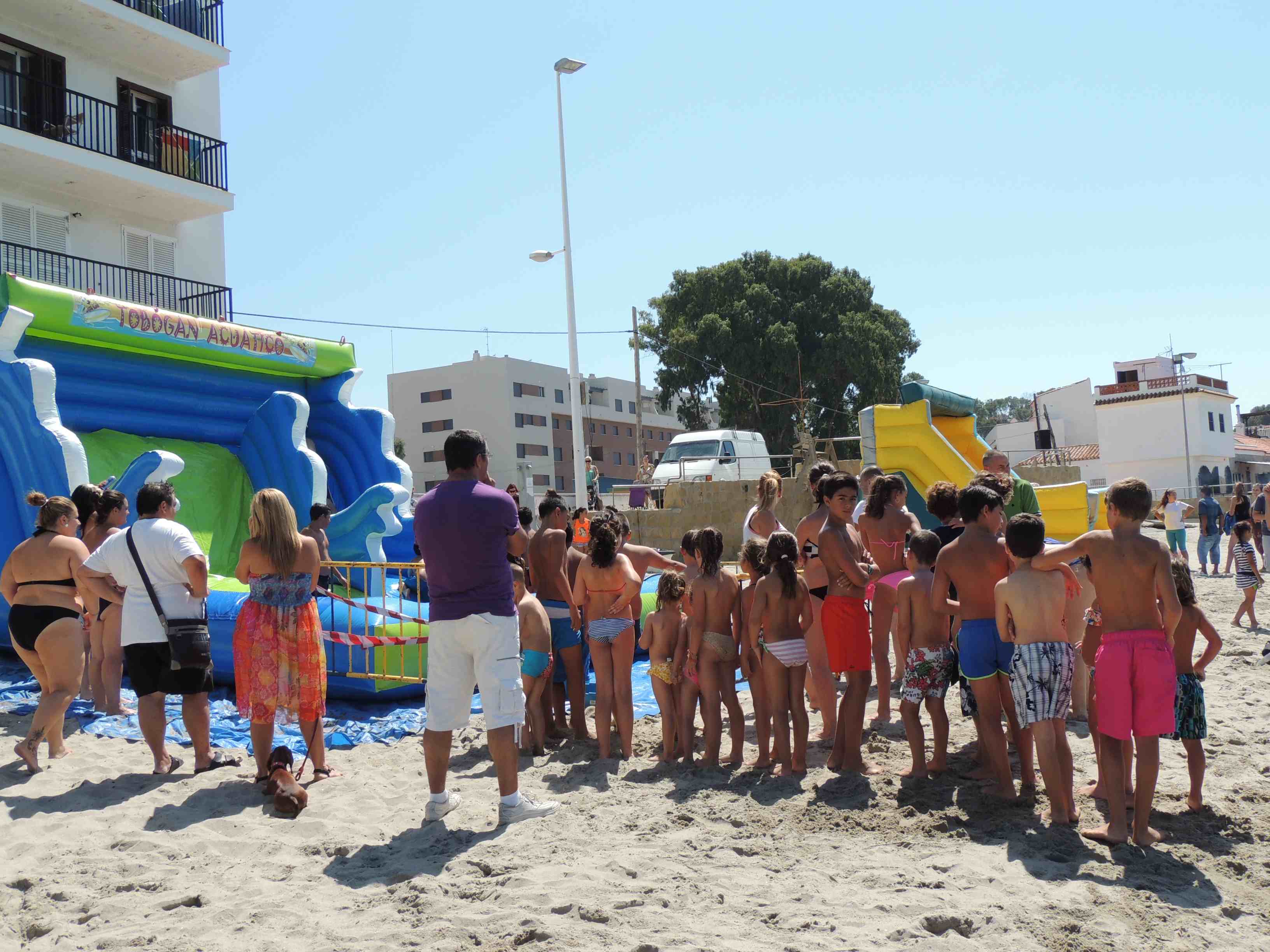 La Fiesta Infantil de la Feria de Bahía llena de niños la playa que ...