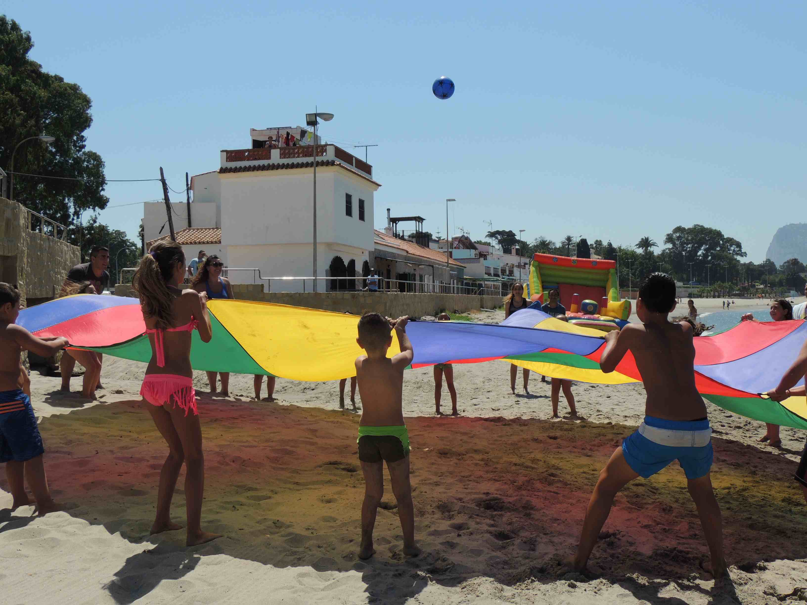 La Fiesta Infantil de la Feria de Bahía llena de niños la playa que ...