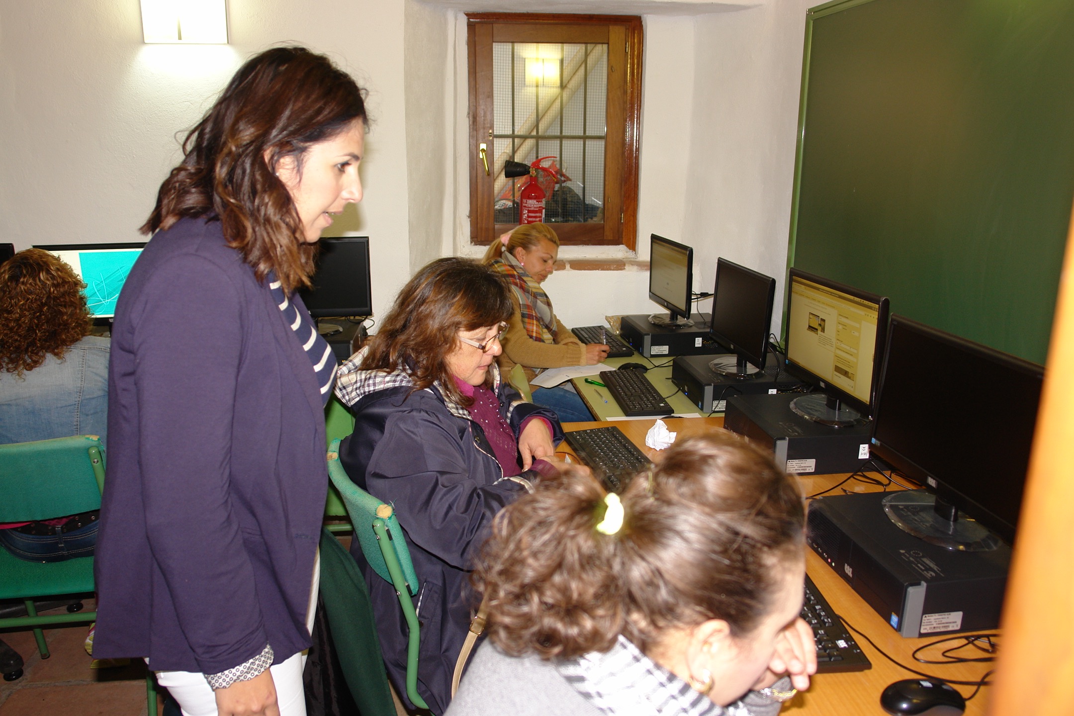 Amdel imparte cursos de uso básico de Internet a usuarios del Club del ...