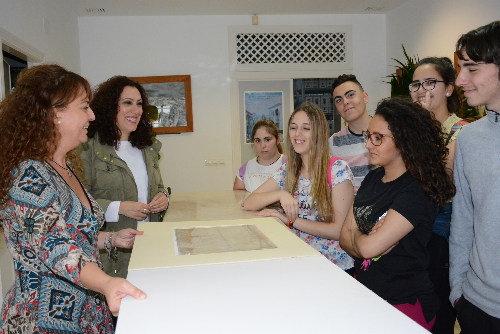 Alumnos del IES José Cadalso conocen el Archivo Municipal | San Roque