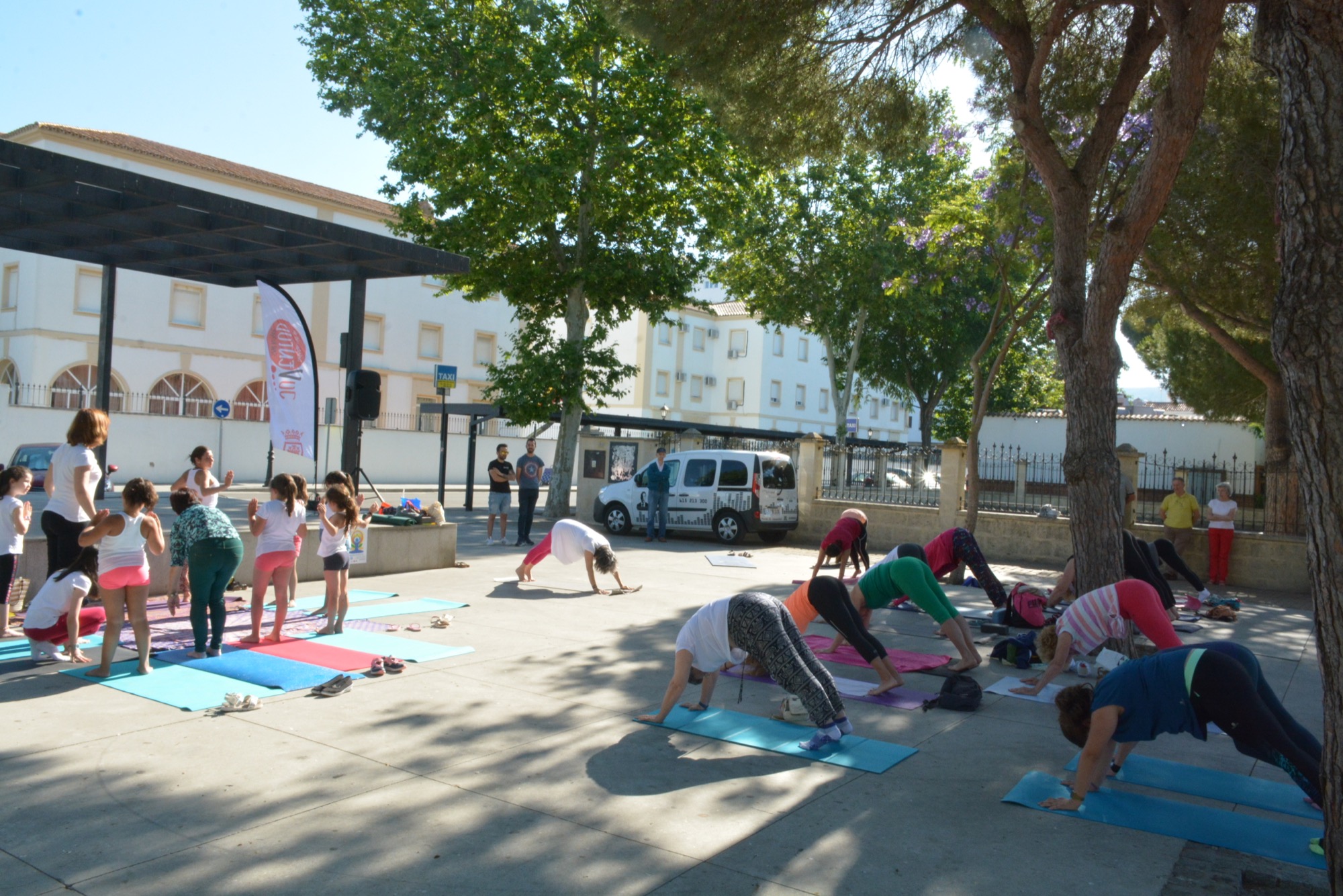 Exito del encuentro para practicar yoga en la Alameda | San Roque