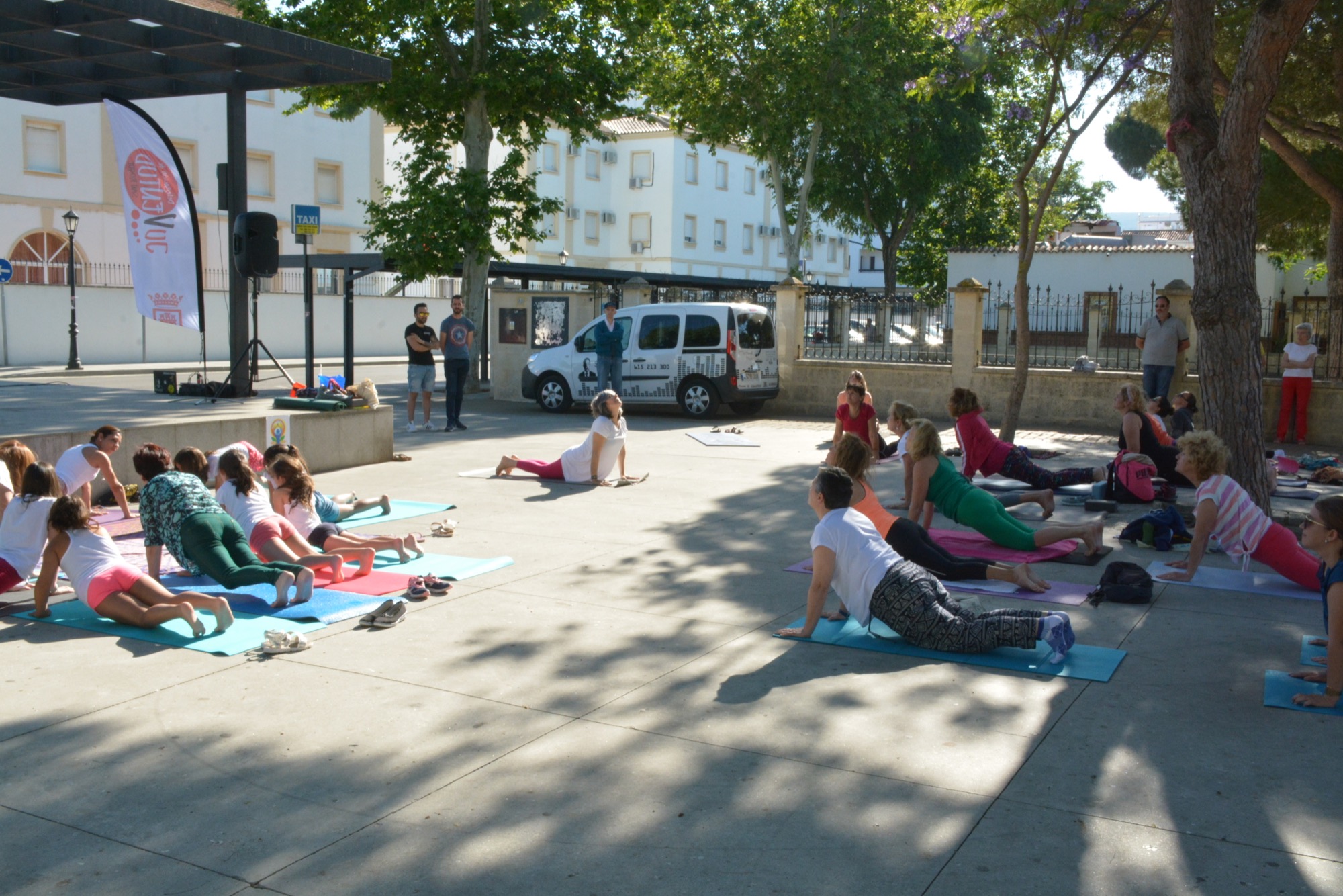 Exito del encuentro para practicar yoga en la Alameda | San Roque