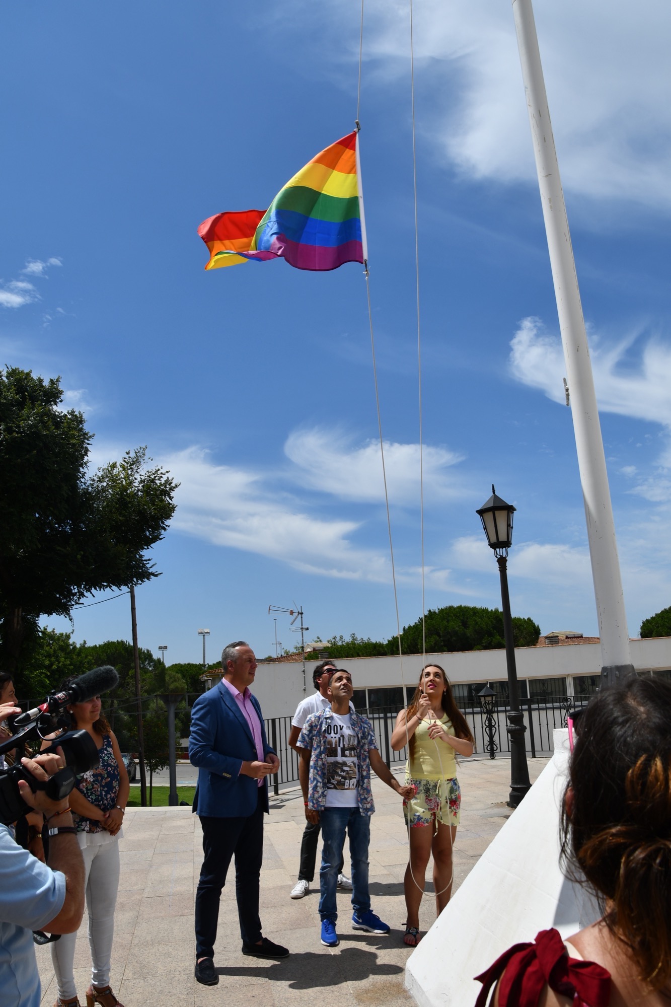 Izada la bandera LGTBI en la plaza de las Constituciones | San Roque