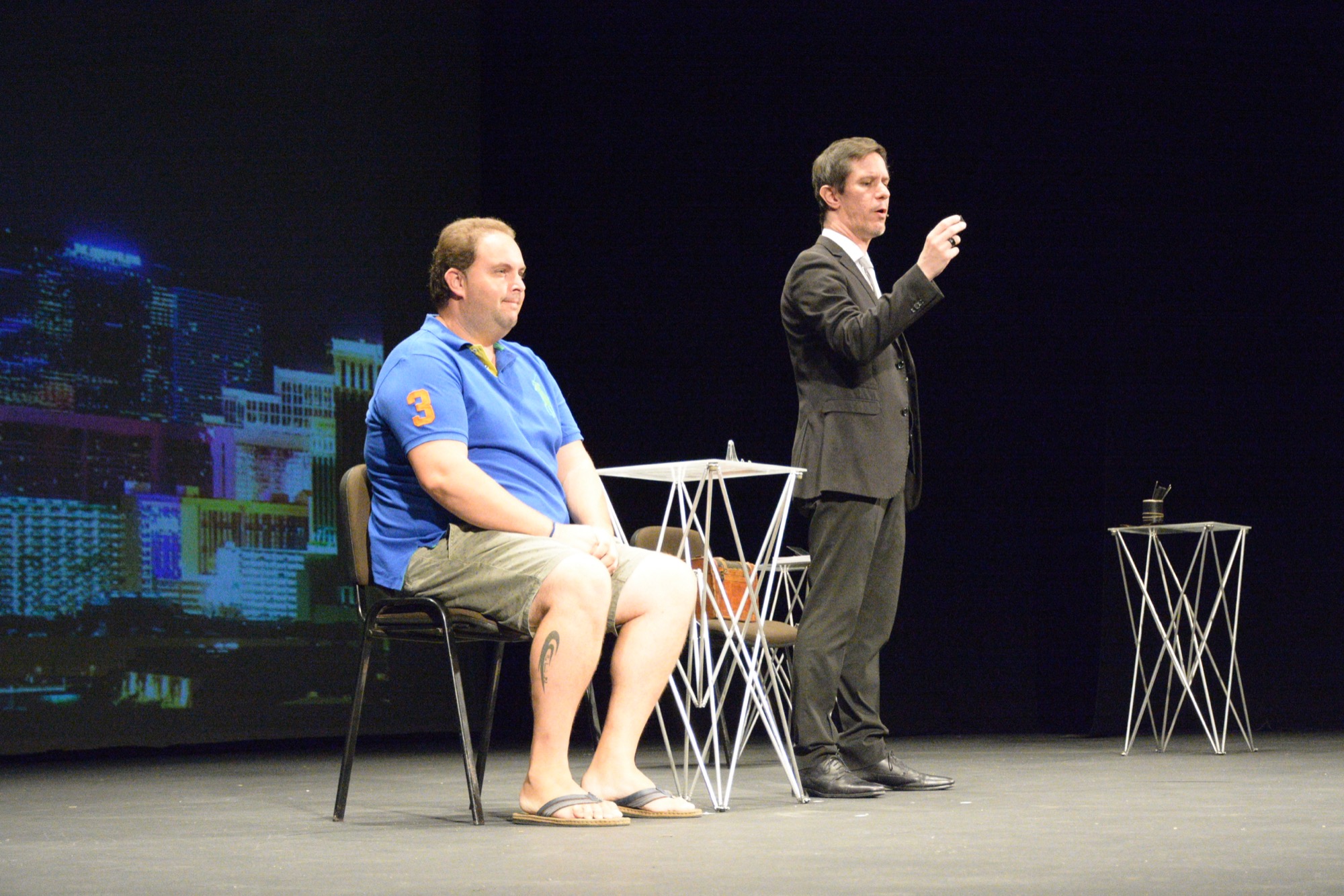 Tony Bright encandiló con su magia al público del Galiardo, que hoy ...
