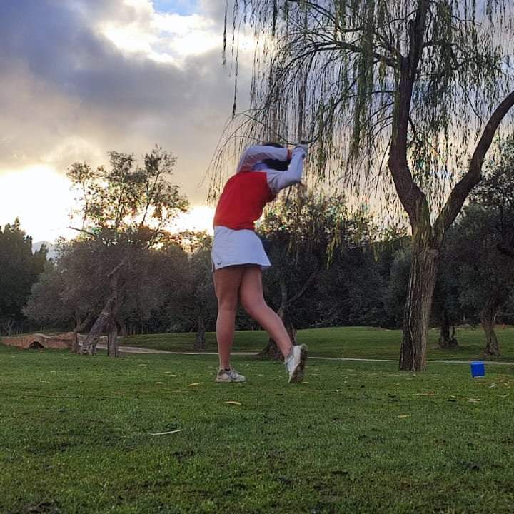 Las golfistas Marta Aguilar y Patience Rhodes, de La Cañada, entre las ...