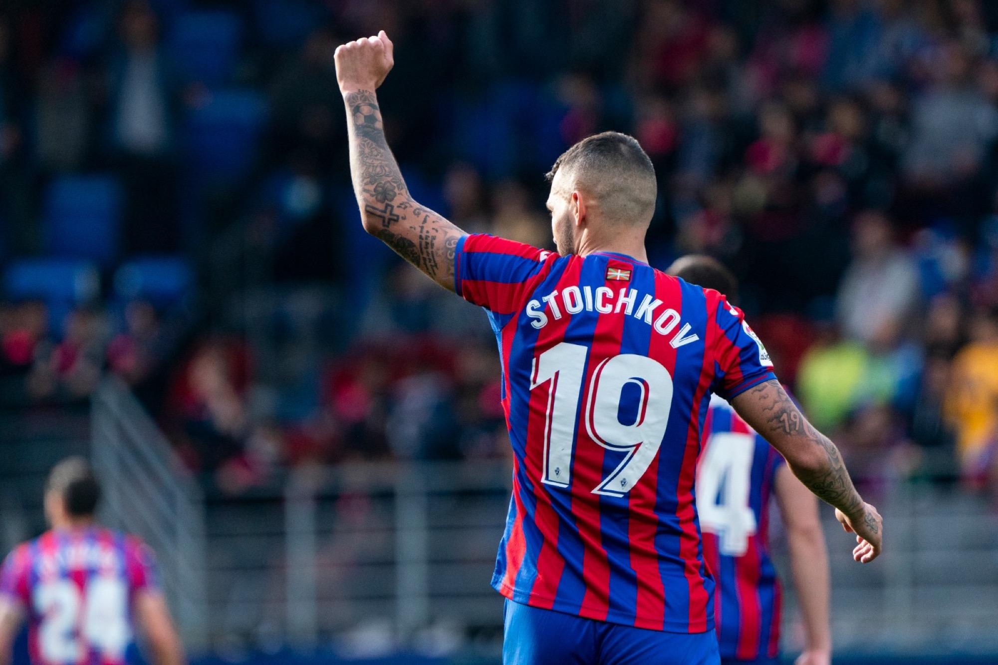 Stoichkov recibe el trofeo como mejor jugador de enero en la Liga ...