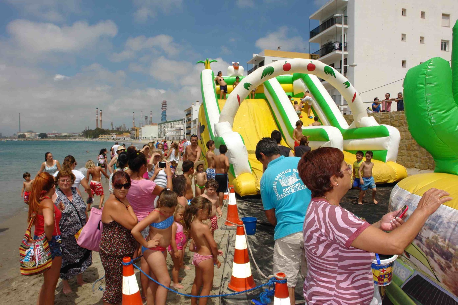 La Fiesta Infantil llena de niños la playa que comparten Puente Mayorga ...