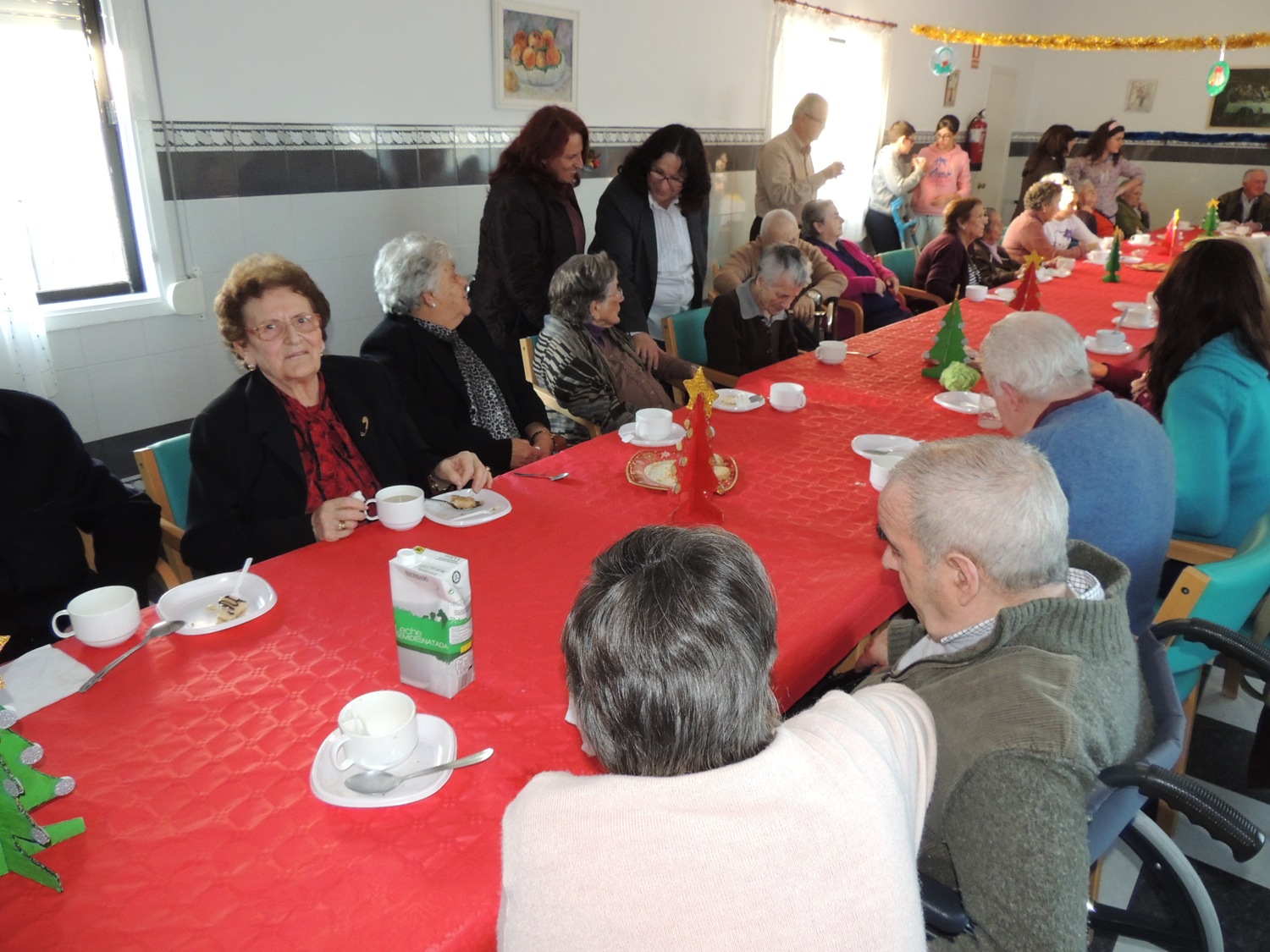Los ancianos del Asilo comparten una merienda con sus familiares | San ...
