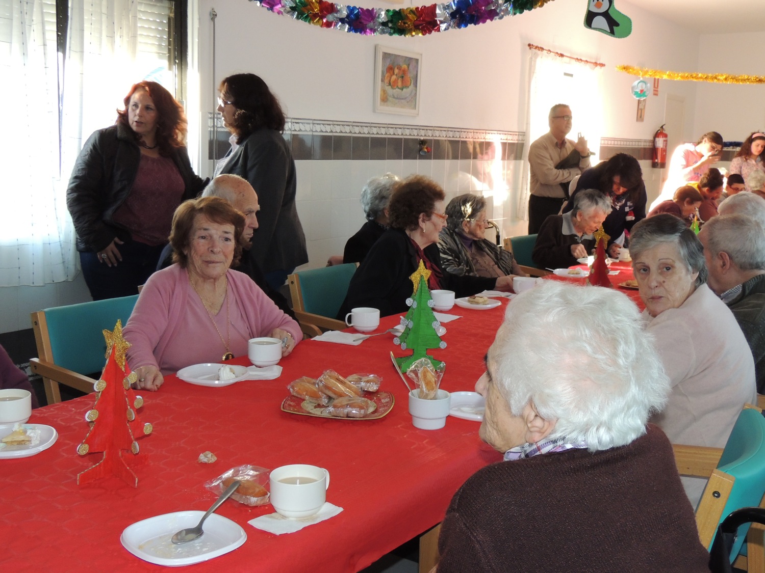 Los ancianos del Asilo comparten una merienda con sus familiares | San ...