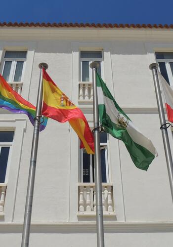 El Ayuntamiento organiza la izada de la bandera LGTB | San Roque